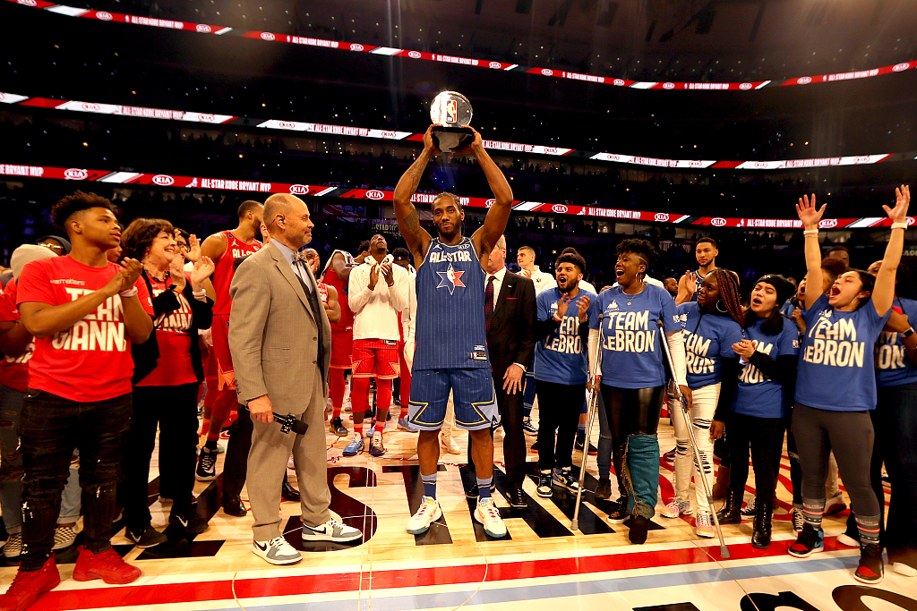 小卡已拿到FMVP、AMVP和DPOY 历史第2人 - 球迷屋