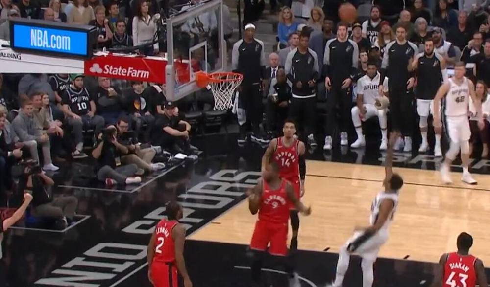 德罗赞浮夸抛投打成2+1 全场高呼MVP - 球迷屋