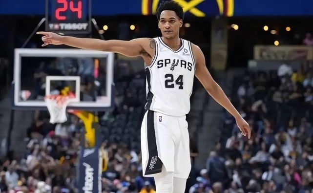 等了2年终于熬出头！马刺瓦塞尔成波波新宠 新赛季冲1奖项 - 球迷屋