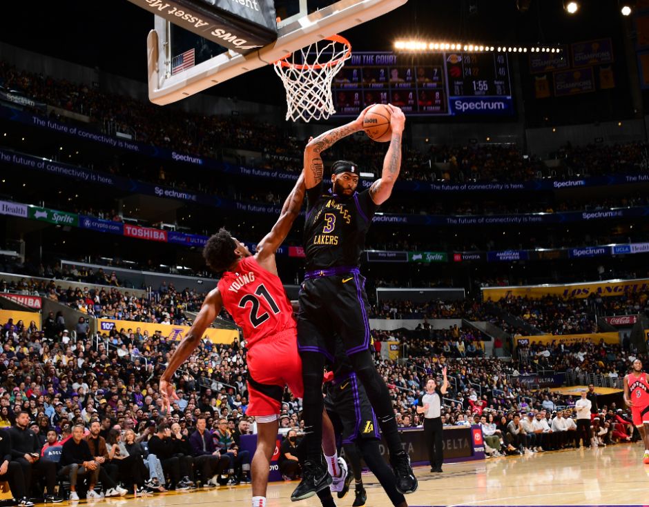 关键2攻2防定胜局：浓眉41+11全场高呼MVP 末节20分迎里程碑 - 球迷屋